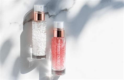 고급 뷰티 스킨케어 브랜드 디자인을 위한 대리석 안티에이징 화장품에 스킨 케어 세럼과 젤 병 보습 로션 및 리프팅 크림 에멀젼 프리미엄 사진