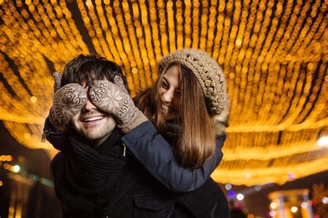 Joven Pareja Enamorada Al Aire Libre Foto Gratis