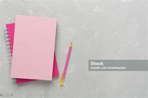 コンクリートの背景にノートブックと文房具上面図 からっぽのストックフォトや画像を多数ご用意 からっぽ オフィス カラー画像