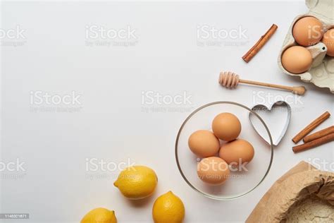 빵집 재료와 회색 배경에 심장 모양의 반죽 금형의 평면도 0명에 대한 스톡 사진 및 기타 이미지 0명 달걀 밀가루