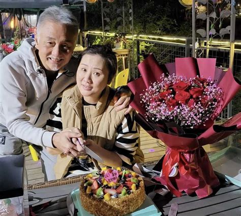 63歲吳岱融与发福太太拖手做核酸 新生活报 Ilifepost爱生活