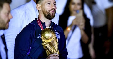 Messi Rientro A Rosario Da Eroe Bagno Di Folla Intorno A Casa