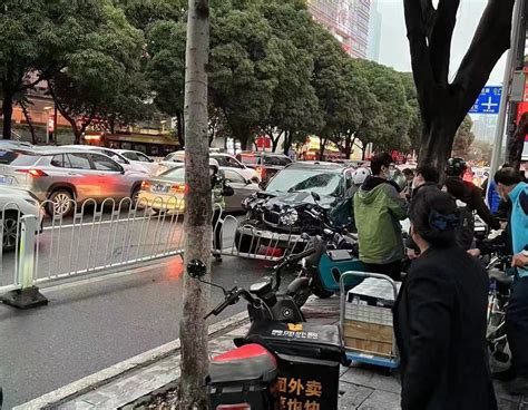 500 𝕸𝖎𝖑𝖊𝖘 On Twitter 🚨突发事件：广州天河路附近疑似发生报复社会开车碾压事件，伤亡不详