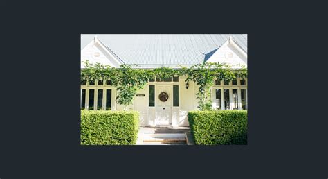 White House With Hedges Avoca Nsw