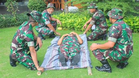 Staf Kesehatan TNI Belajar Pertolongan Pertama Dan Penanganan Korban