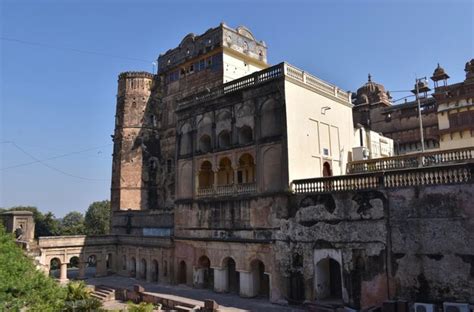 Premium Photo Orchha Fort Situated On The Betwa River And Built By