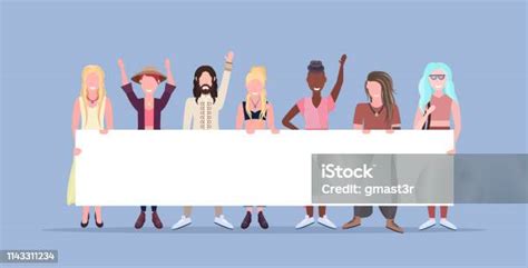 행복 한 여자 남자 함께 서 있는 미소 믹스 레이스 사람들 지주 빈 현수막 표시 보드 여성 남성 만화 캐릭터 전체 길이 평면 파란색 배경 수평 단체에 대한 스톡 벡터 아트