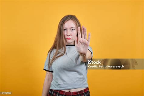 손바닥으로 정지 제스처를 보여주는 캐주얼 옷에 심각한 젊은 여자의 초상화 1에 대한 스톡 사진 및 기타 이미지 1 갈색 머리 고름 Istock