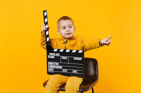 노란색 옷 오렌지 벽 배경에 고립 된 어린 아이 소년 34 세 어린이 스튜디오 초상화 사람들이 어린 시절 라이프 스타일