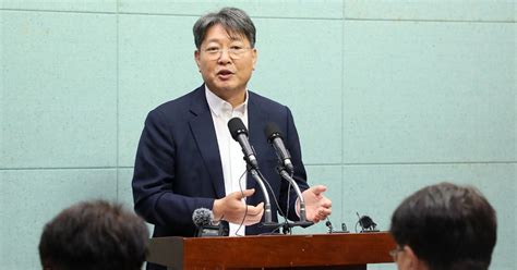 질의에 답변하는 이춘석 의원