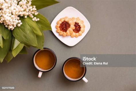 차가 있는 두 개의 머그잔 접시에 쿠키 녹색 배경에 계곡의 백합 꽃다발 휴식을 위해 일시 중지 느린 생활 위쪽 보기 차 뜨거운 음료에 대한 스톡 사진 및 기타 이미지