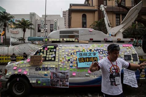 Taiwan Police Clash With Students Protesting Chinese Trade Deal Cnn