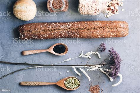 따뜻한 갓 구운된 빵과 소박한 배경에 꽃 호 밀 잘라 슬라이스 건강 한 먹는 개념 프랑스 패스트리 조각에서 눈물 상위 뷰 0명에