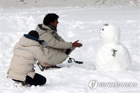 눈사람과 찰칵 연합뉴스