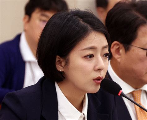 배현진 “mbc 입사 때 공부한 책 20년 지났지만 못 버려” 최휘영 ‘아빠 찬스 의혹 질타 문화일보