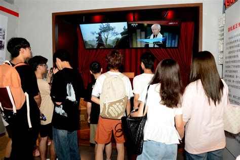 学校组织新生参观校史馆艺术博物馆和图书馆
