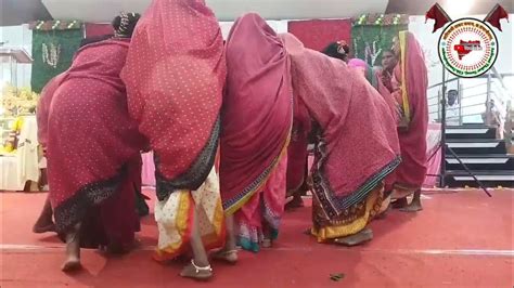 जागतिक आदिवासी दिनानिमित्त अंबाला येथील महीला ठाकरी गीत सादर करतांना
