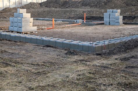 건설 현장에서 일하십시오 개발 파이프 배수 시스템을 설치하십시오 유럽에서 새 집을 짓는 동안 건설 현장의 배관공이 만든 플라스틱 파이프 건축 공학 개념 0명에 대한 스톡