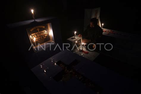 Ziarah Makam Pada Malam Natal Antara Foto