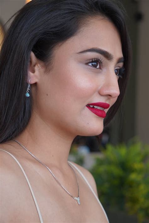 실내 귀걸이 눈 화장 대담한 입술 매우 복잡한 머리 메이크업 모델 목걸이 보석 보석 샷 뷰티 샷 빨간