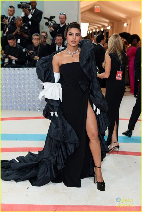 Full Sized Photo Of Nick Jonas Priyanka Chopra Jonas Share Funny Moment At Met Gala
