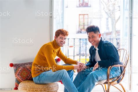 아름다운 게이 커플의 초상화는 집 발코니 근처에서 집에서 낭만적이며 악수 Lgbt 개념 20 24세에 대한 스톡 사진 및 기타