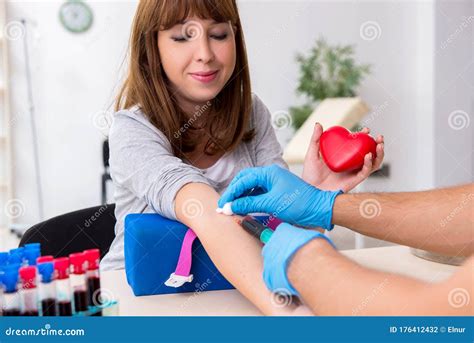 Concept De Transfusion Sanguine Chez La Jeune Femme Photo Stock Image Du Cardiologue Plasma