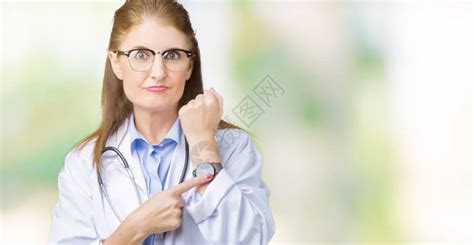 身穿医疗制服的年轻女医生高清图片下载 正版图片504612418 摄图网