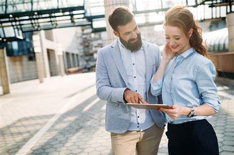 잘생긴 남자와 비즈니스 파트너로 서 아름 다운 여자의 그림 개념에 대한 스톡 사진 및 기타 이미지 개념 거리 기업 문화 Istock