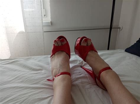 Tranny Shows Off Her Slender Legs And Feet In High Heels 5 Pics