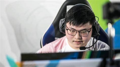 黑粉举牌辱骂uzi粉丝 网友 这种人怎么进的赛场小狗
