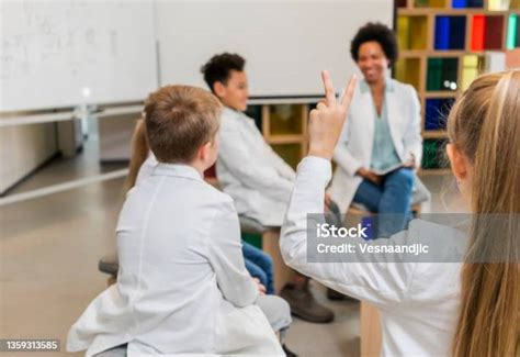현미경을 사용하여 교사와 다양한 학생이 과학 프로젝트에 함께 작동 10 11세에 대한 스톡 사진 및 기타 이미지 10 11세