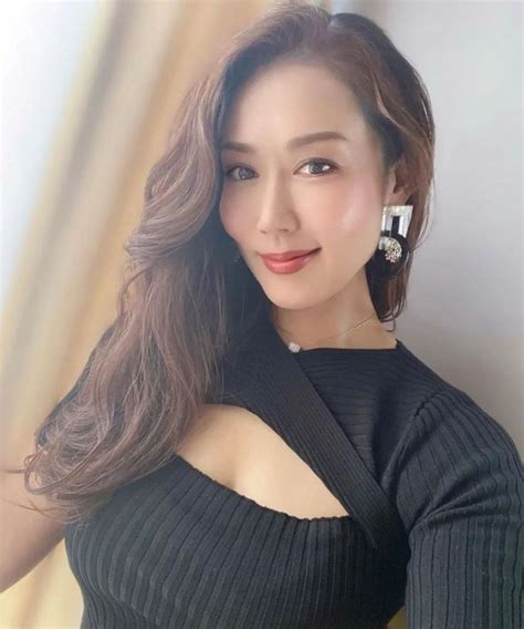 まりな On Instagram 【ma Neu】 では、『新しい大人の女性の生き方』をコンセプトに 「40代以上の魅力的な女性」を毎日ご