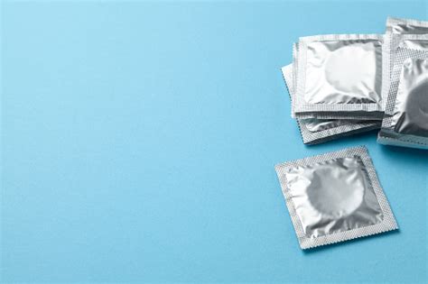 파란색 배경에 팩의 콘돔 텍스트에 대 한 공간을 복사 합니다 콘돔에 대한 스톡 사진 및 기타 이미지 콘돔 피임 고무