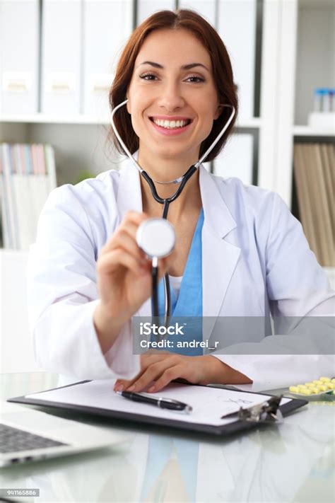 명랑 Smilling 손에 청진 기과 의사 의사 검사 하 고 환자를 도울 준비입니다 의학 의료 및 도움말 Concep