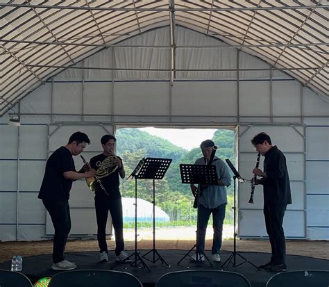 목프로덕션 ⠀ 𝗩𝗲𝗿𝗲 𝗘𝗻𝘀𝗲𝗺𝗯𝗹𝗲 뷔에르앙상블 2025 계촌클래식축제 마지막 날 비닐하우스 콘서트 두 번째 무대를 장식할 뷔에르 앙상블의 리허설 현장을