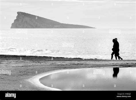 Femme Qui Court Sur La Plage Senior Banque Dimages Noir Et Blanc Alamy