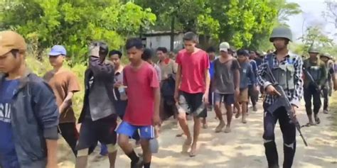 မောင်တောတွင် စစ်ကောင်စီတပ်ဖွဲ့ဝင် ၉၀ ကျော် လက်နက်ချ