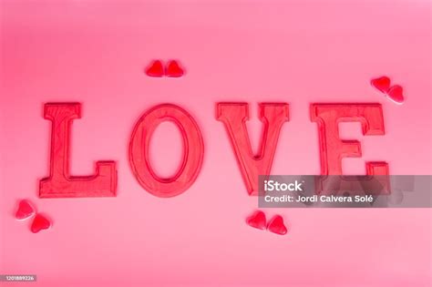 분홍색 배경에 젤리 콩 하트fuxia 나무 편지에 단어 사랑 선택적 초점 발렌타인 데이 사랑 개념 0명에 대한 스톡 사진 및