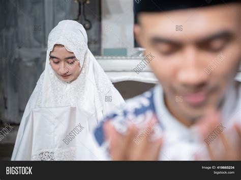Muslim Husband Wife Image And Photo Free Trial Bigstock