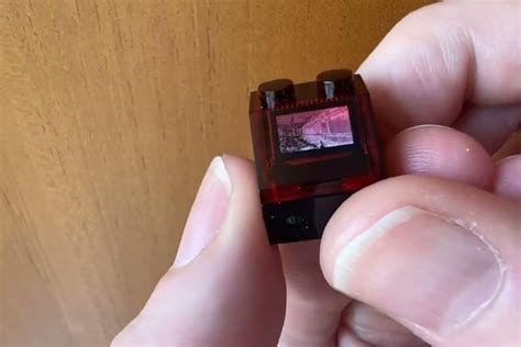 تماشا کنید کوچک‌ترین سیستم کامپیوتری جهان برای اجرای بازی Doom زومیت