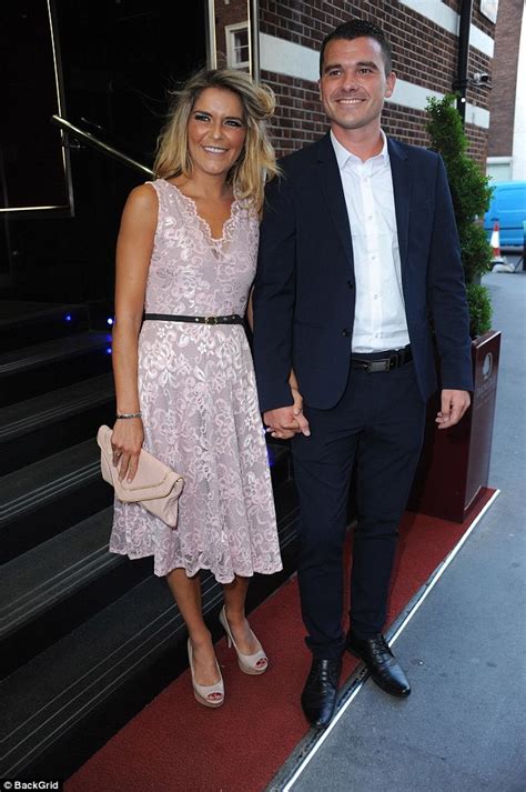 Gemma Oaten Splits From Panto Actor Stuart Earp After Four Months Daily Mail Online