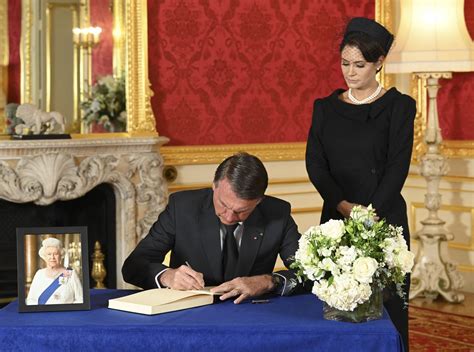 Bolsonaro Usa Sacada Da Embaixada Do Brasil Em Londres Para Falar A