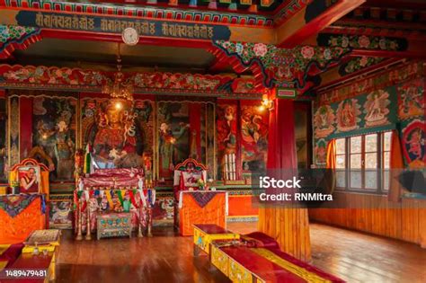 Kaca Menutupi Dewa Buddis Dan Dewa Buddiss Yang Berwarnawarni Sering Menggambarkan Kelahiran