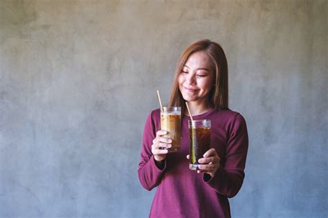 아이스 커피 두 잔을 들고 서빙하는 젊은 여성의 초상화 이미지 마시기에 대한 스톡 사진 및 기타 이미지 마시기 아이스 커피 청년 성인 Istock