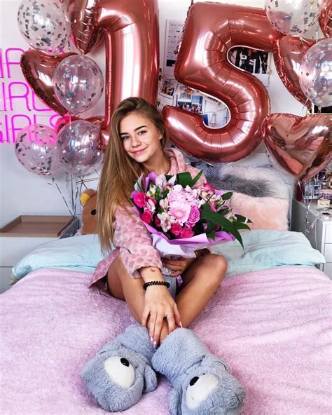 Голые киски на кровати 82 фото