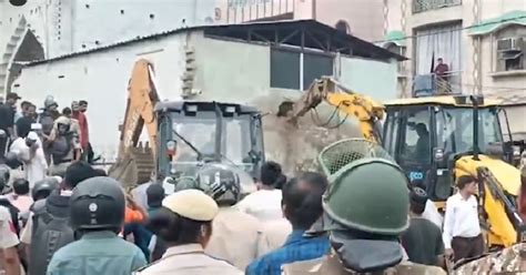 दिल्लीः मंगोलपुरी में अतिक्रमण रोधी अभियान में मस्जिद पर चला बुलडोजर