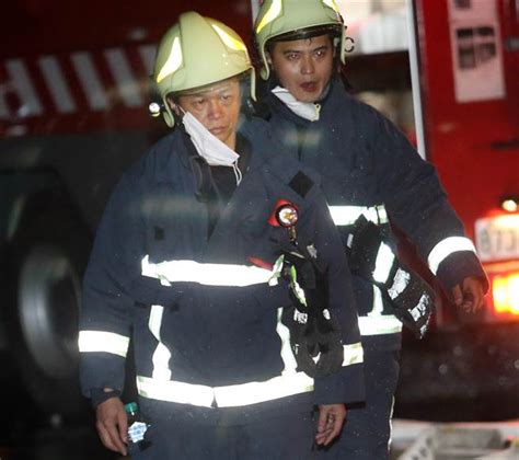 台湾工厂大火致5名消防员殉职火场内遇爆炸倒塌爆炸消防员火场新浪军事新浪网