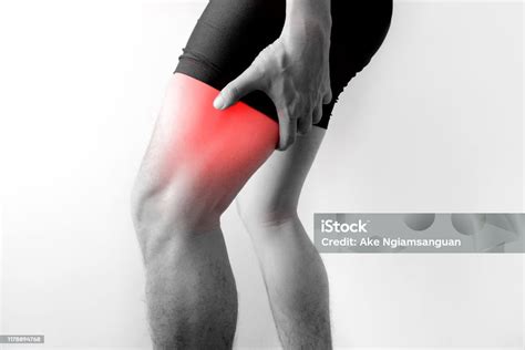 무릎 통증 Man 서 공원 그녀의 손은 무릎에 잡혔다 고통스러운 발과 스트레칭 근육 피로를 갖는 통증을 완화하기 위해 건강 개념 이미지 건강관리와 의술에 대한 스톡 사진 및