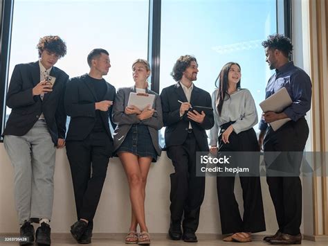 사무실 환경에서 비즈니스에 대해 논의하는 전문 동료 그룹 25 29세에 대한 스톡 사진 및 기타 이미지 25 29세 30 34세 35 39세 Istock